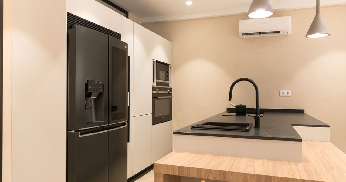 Cocina Gris Bruma con hornacina, vitrinas e isla | Docrys & DC