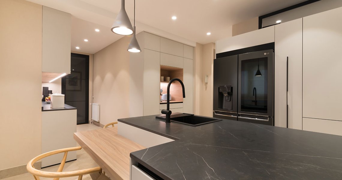 Cocina Gris Bruma con hornacina, vitrinas e isla | Docrys & DC