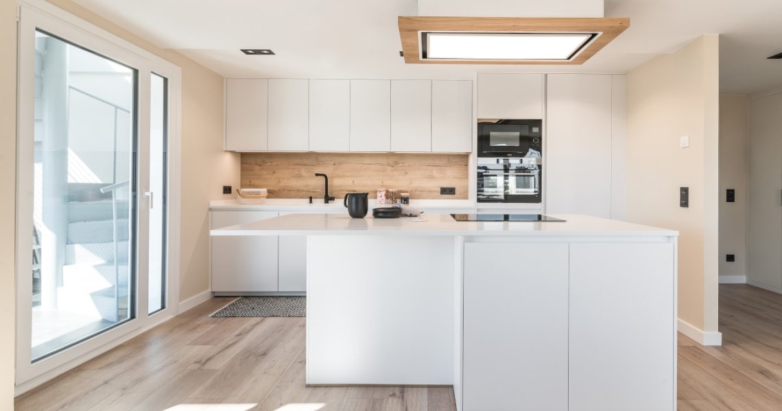 Cocina Santos blanca con isla y encimera de Foreco | Docrys & DC